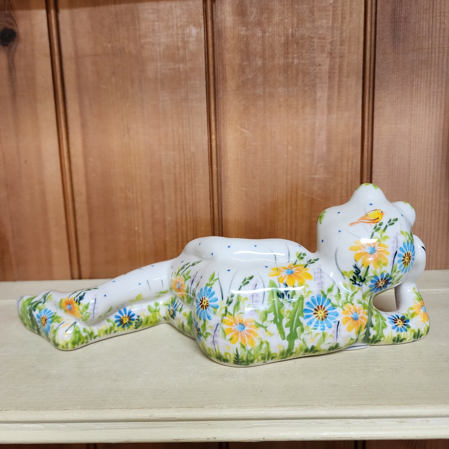 Frog ~ Laying down spring flowers – PolishPottery.com